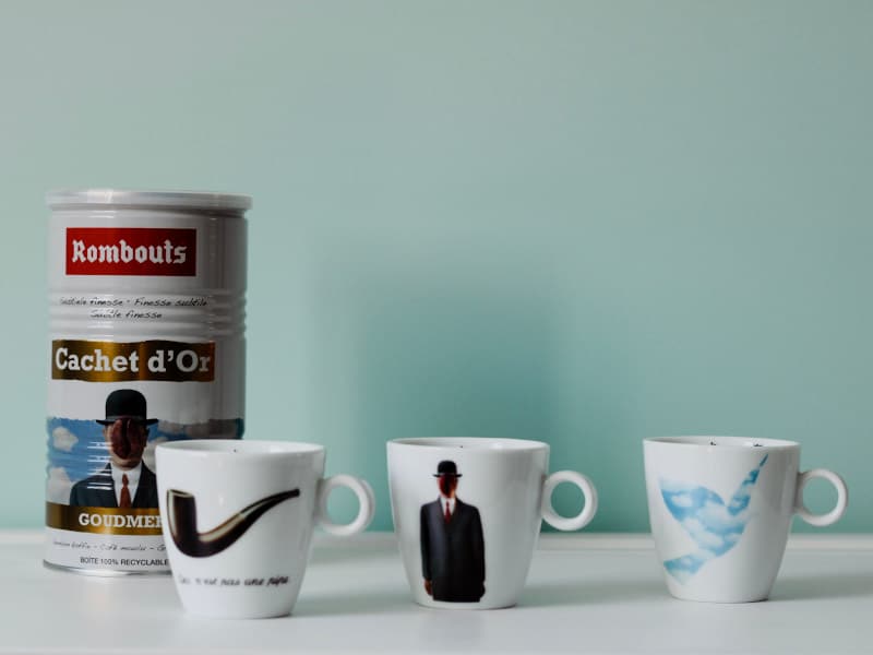 Mindful pauzeren rombouts koffie in een magritte-koffietas
